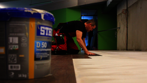 STAUF D 50 Designbelagsklebstoff – für hohe Maßhaltigkeit von Vynil- und PVC-Belägen